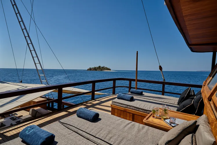 ORACLE yacht for charter (35m,)